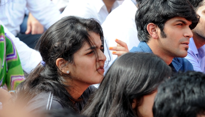 राज ठाकरेंची कन्या उर्वशीला रुग्णालयातून डिस्चार्ज | मुंबई बातम्या News ...