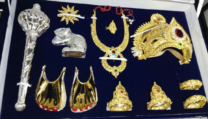 महागड्या आभुषणांनी सजतायत गणपती बाप्पा! | मुंबई बातम्या News in Marathi