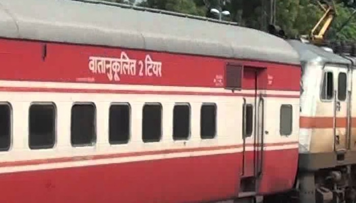 मडगाव ते दिल्ली राजधानी एक्सप्रेस कोकण रेल्वे मार्गावर धावणार ...