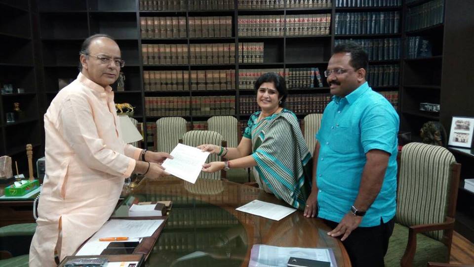 सॅनिटरी नॅपकिनवरील GST टॅक्स रद्द करा : शालिनी ठाकरे | भारत News in Marathi