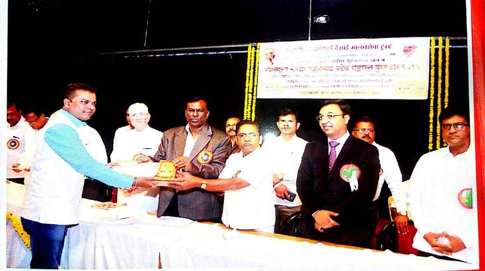 युवराज जाधव यांना पद्मश्री डॉ. मणिभाई देसाई मानव सेवा ट्रस्ट पुरस्कार ...