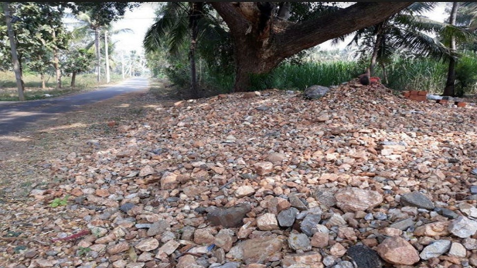 'या' मंदिरात देवाला वाहतात फक्त दगड! I India I Kotikallina Kaadu ...