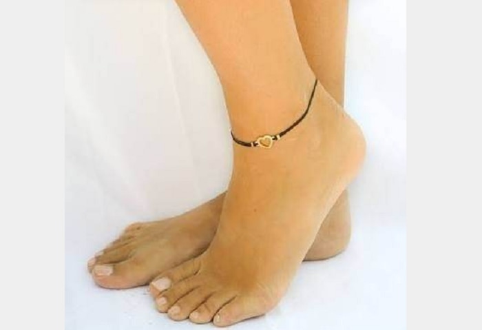 पायात काळा धागा बांधतात तरुणी | Why Girls wear black thread in Leg