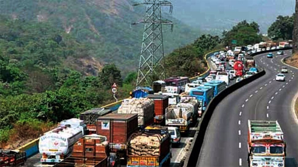 मुंबई - पुणे एक्स्प्रेसवर वाहतूक कोंडी, वाहनांच्या रांगा । Long Weekend ...