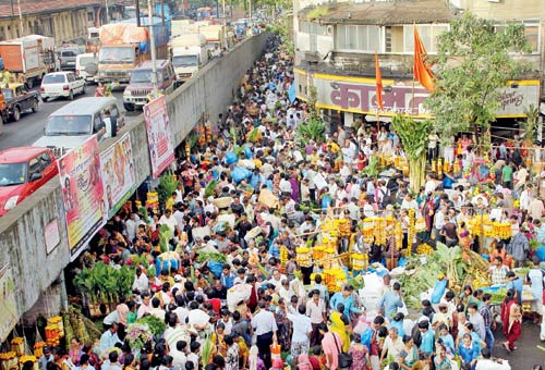 Mumbai high court denies permission to hawkers to sit at Dadar station ...