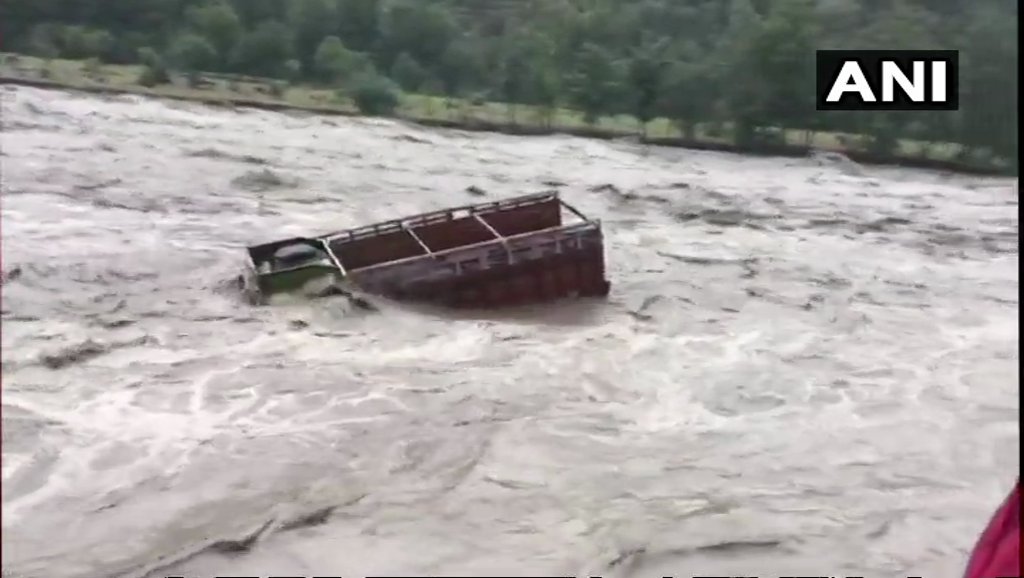 Vacant bus gets washed away into the flooded Beas river in Manali | VIDEO:हिमाचल प्रदेशात ...