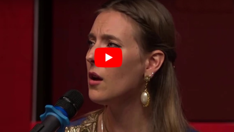 VIDEO : ब्रिटीश गायिकेने गायलं हिंदी गाणं | watch video British ...