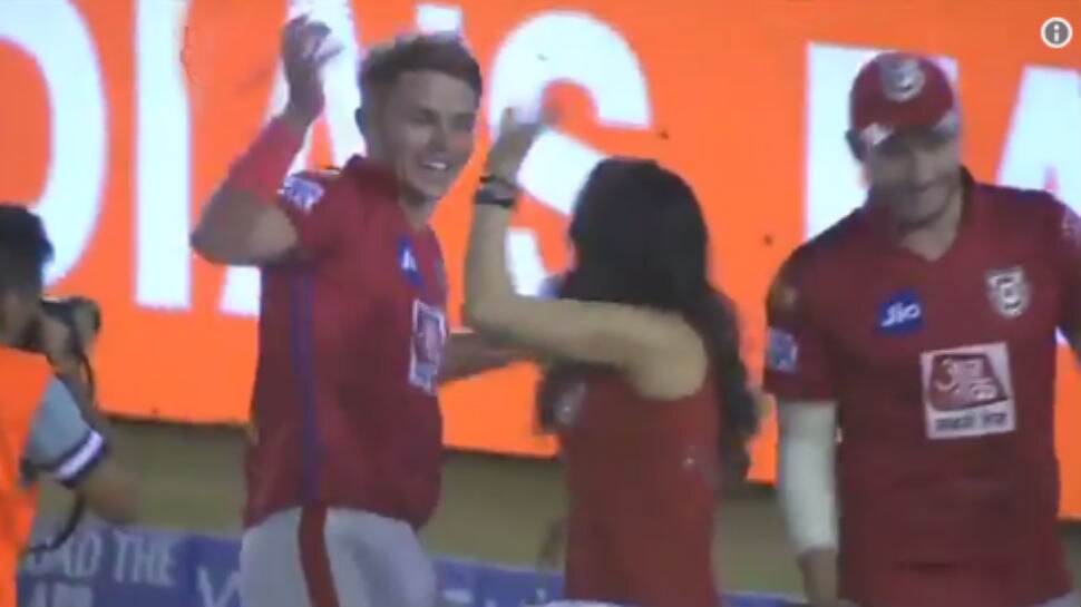 IPL 2019 VIDEO : खेळाडूसोबत मैदानावरच प्रितीचं भांगडा नृत्य..... | IPL ...
