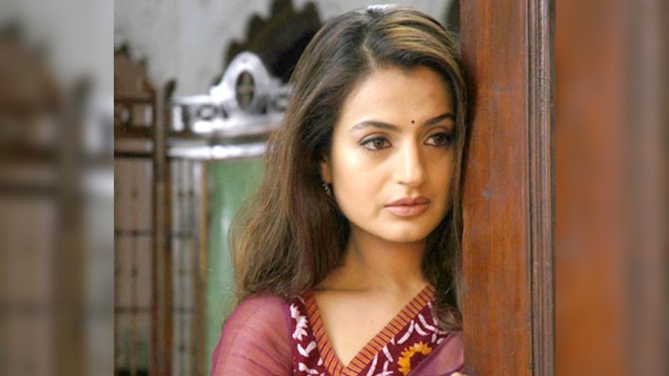 अमिषा पटेल मोठ्या अडचणीत | the film maker against Bollywood actress ...