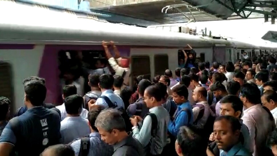 मध्य रेल्वे प्रवाशांना मनस्ताप आणि प्रचंड गर्दीचा सामना ।Central ...