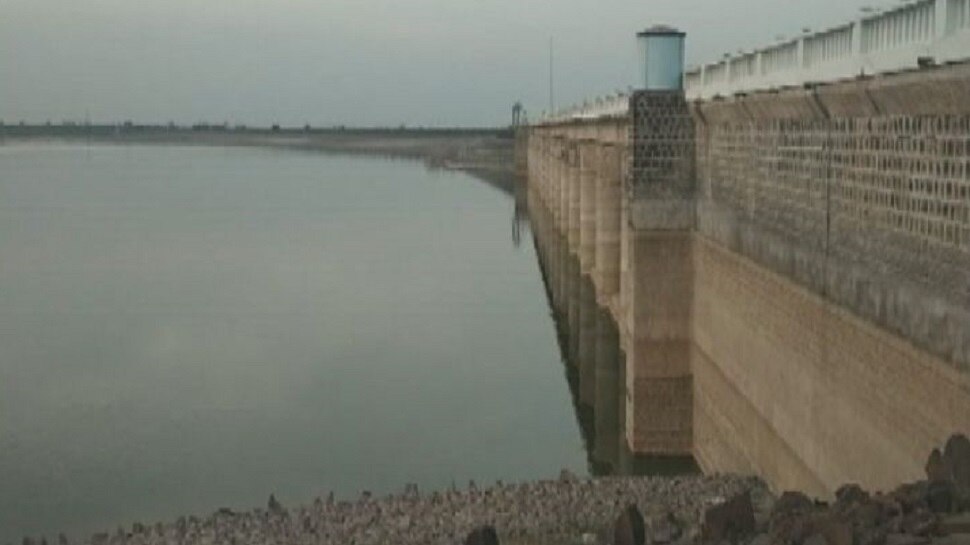 मांजरा धरणात अडीच महिने पुरेल इतकाच पाणीसाठा | Manjara Dam, which ...