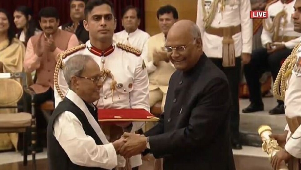 माजी राष्ट्रपती प्रणव मुखर्जी यांना भारतरत्न पुरस्कार प्रदान