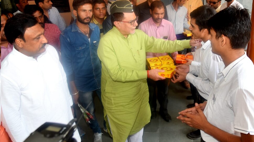 अंधांसाठी डिजिटल लायब्ररी, डॉ. सुभाष चंद्रा विद्यार्थ्यांच्या भेटीला ...