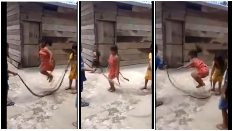 सापाच्या रशीनेच रंगला त्यांचा खेळ; व्हिडिओ व्हायरल | Children playing ...