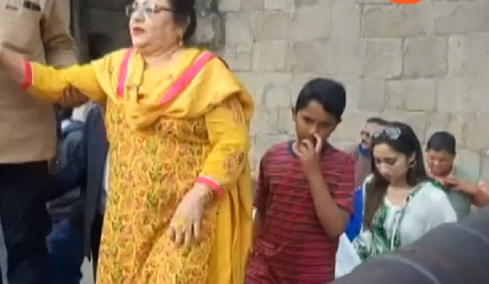 mastani descendants visit Shaniwar wada in Pune | मस्तानीचे वंशज ...