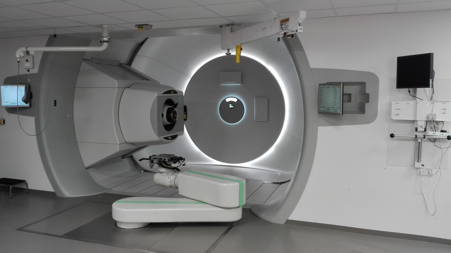 कॅन्सरवर प्रभावी उपचार करणारी 'प्रोटोन थेरपी' मिळणार अत्यल्प दरात ...