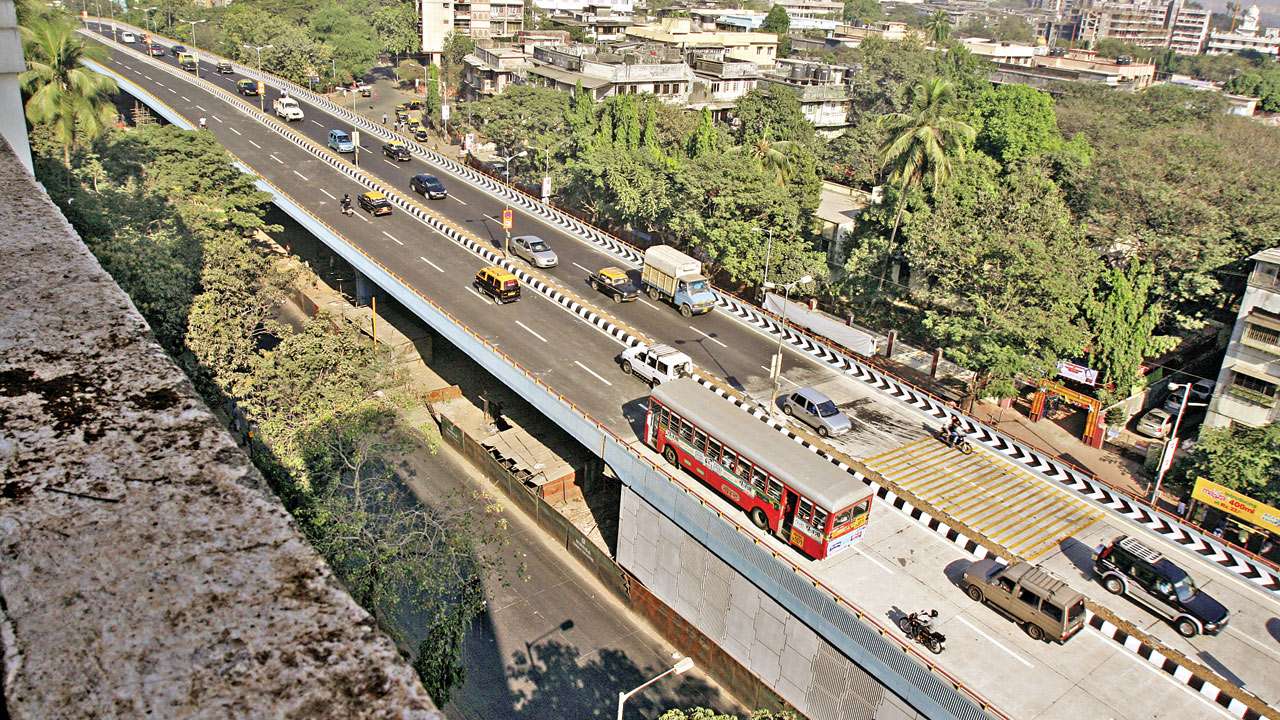 सायनचा चार दिवस बंद असलेल्या पूल वाहतुकीसाठी खुला । Sion's four-day ...