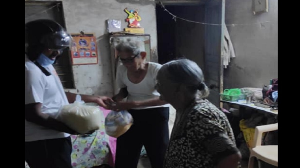 कापडाच्या पिशव्या विकणाऱ्या आजोबांच्या घरी धान्य पोहोचतं तेव्हा ...