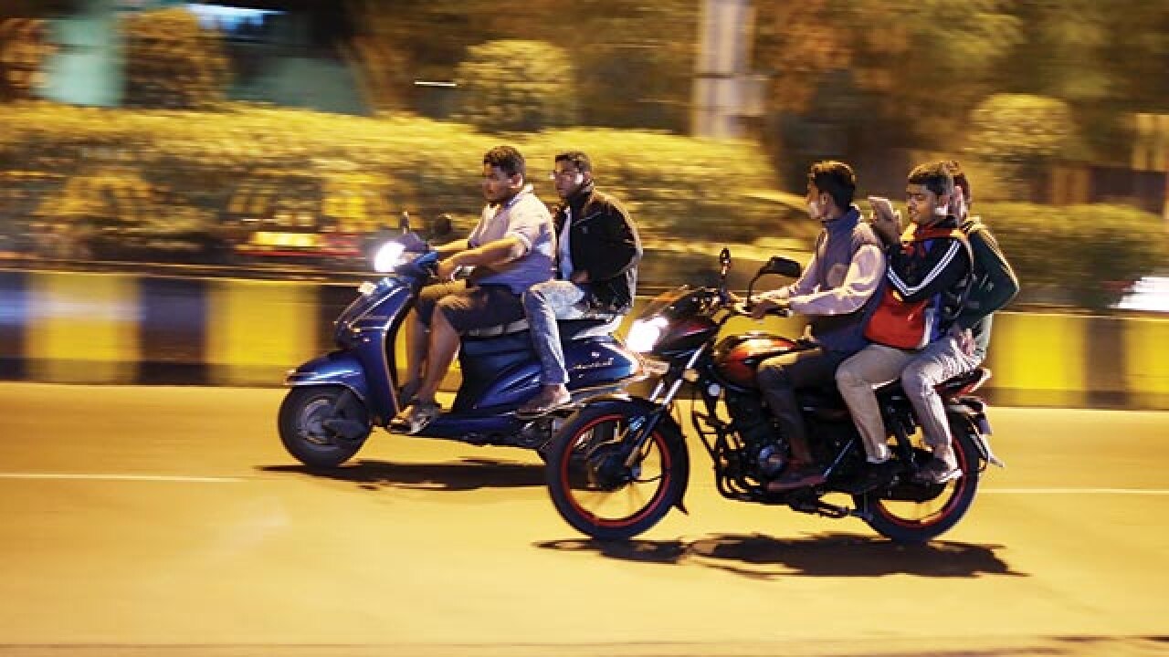 Lockdown : राज्यात 'या' ठिकाणी दुचाकी वाहनांना बंदी | No two wheeler ...