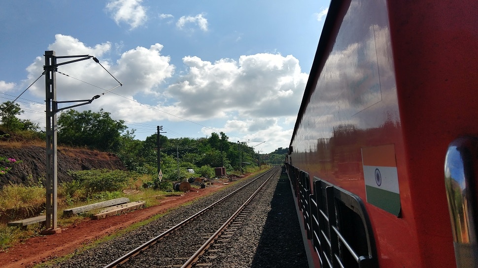 चांगली बातमी । कोकण रेल्वे मार्गावर आता धावणार दादर - सावंतवाडी ...