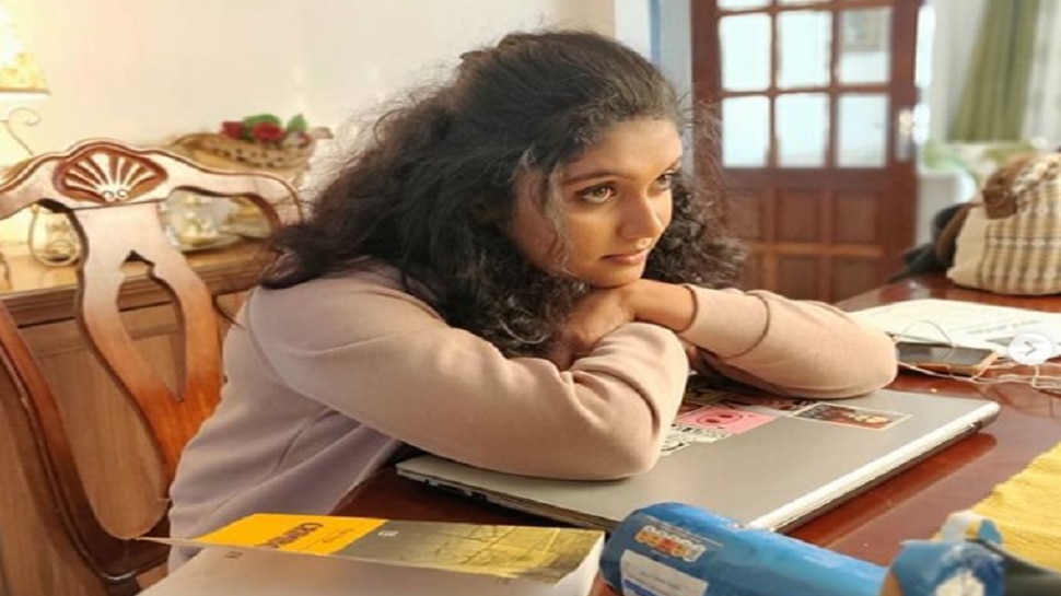 व्हायरल होतोय रिंकूचा परदेशवारीतील नवा लूक | marathi actress rinku ...