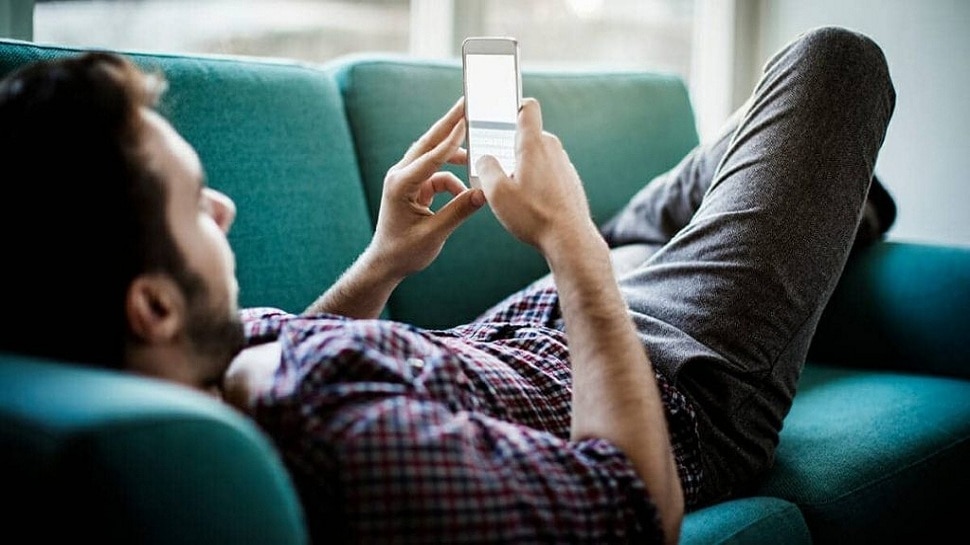 know the reason why your partner does not text you first | ऑनलाईन ...