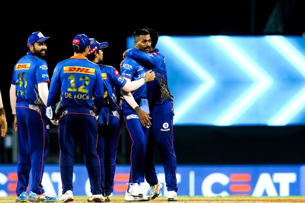 ipl 2021 MI vs RR suryakumar yadav kiss his wife photo viral