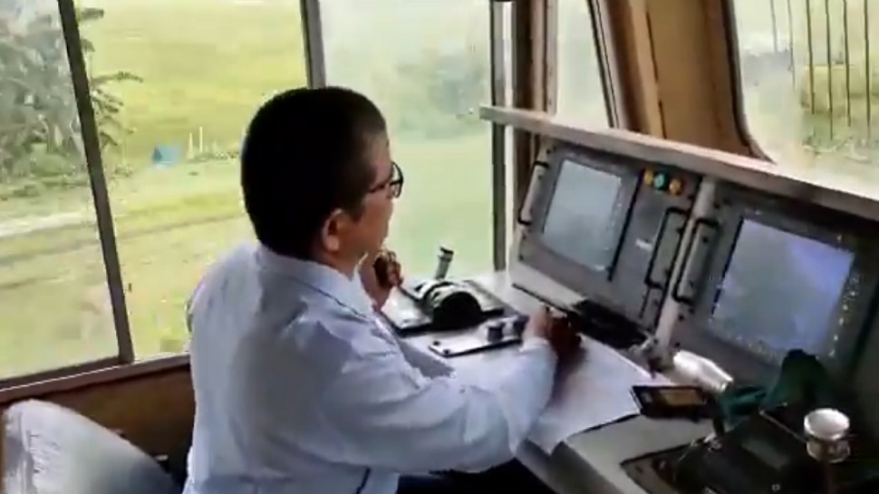 video-train-driver-work-and-cabin-watch-how-loco-pilot-work-while-train ...