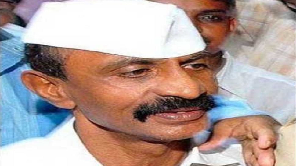 Actor Akshay Waghmare shares photo of gangster Arun Gawli playing with ...