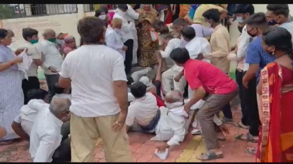 Large crowd at the Waluj Vaccination Center in Aurangabad