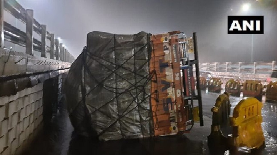 Truck crash on Eastern Express in Mumbai, Around 20 tonnes of tomatoes ...