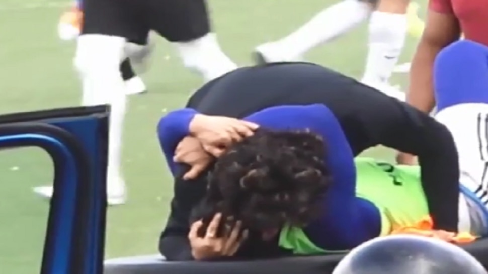 Viral video Bollywood ranveer-singh-arjun-kapoor-lip-lock-kiss-in-stadium