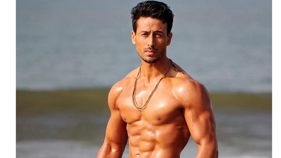 Tiger Shroff Dancing On The Road To His Own Song Unbelievable