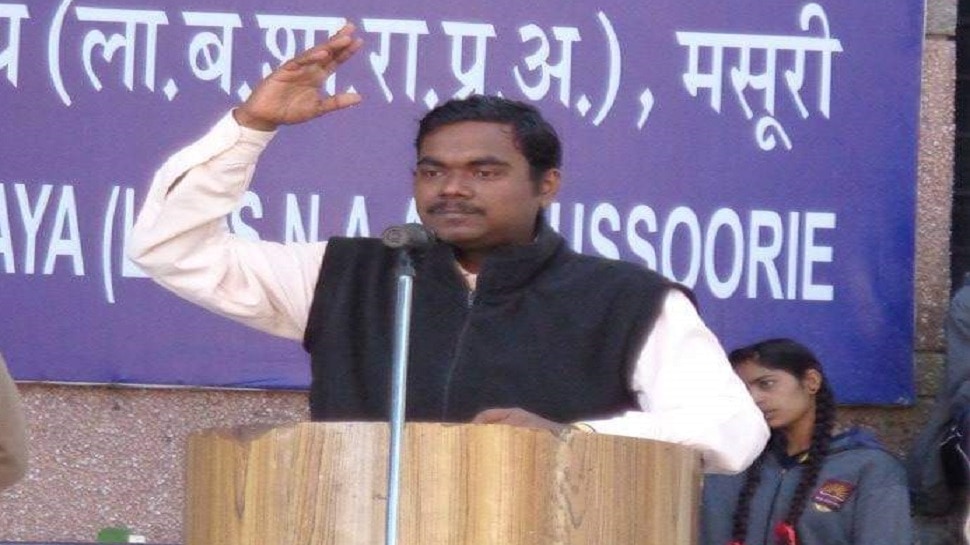 Varun Baranwal | सायकल पंचर बनवण्यापासून ते IAS अधिकारी होण्यापर्यंतचा ...