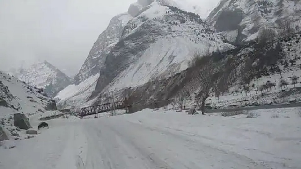 big news hundreds of tourists stuck changu lake duw to heavy snowfall ...