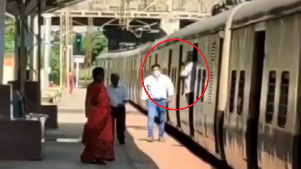 viral video man snatched the phone on railway station other man was ...
