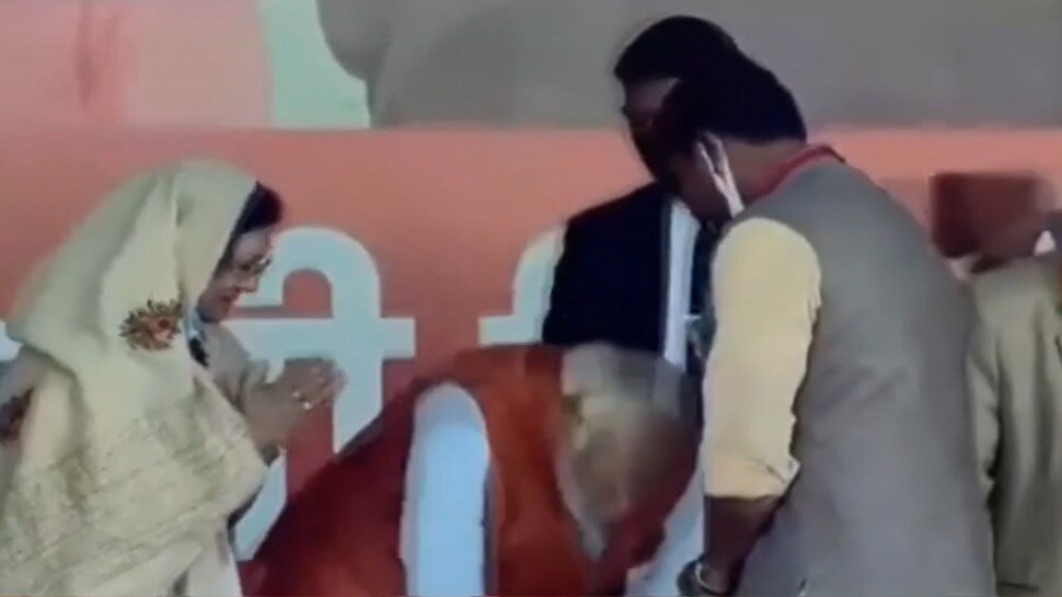 pm narendra modi touch feet of bjp worker in up unnao up election 2022 ...