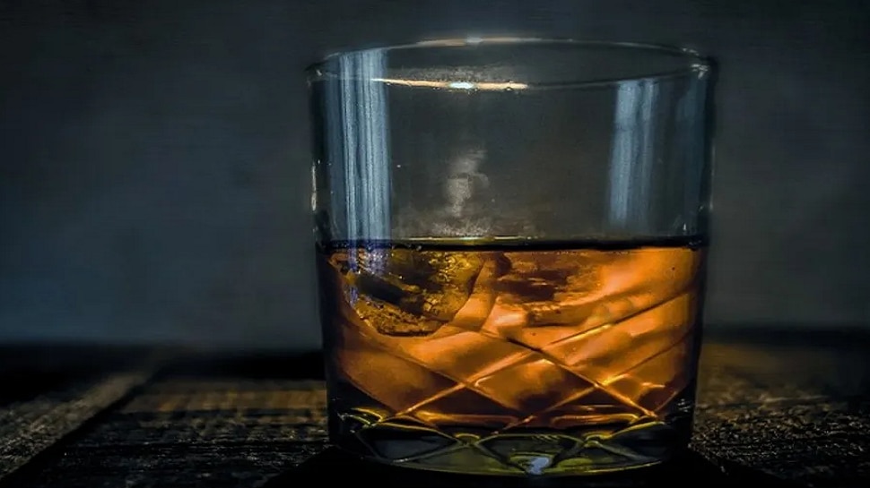 fact about whiskey do you know why color of whiskey is golden is it ...