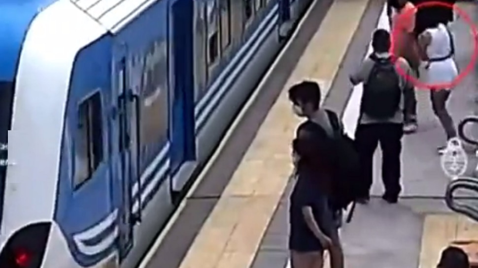 horrible incident happened with women she fall down when train come on ...