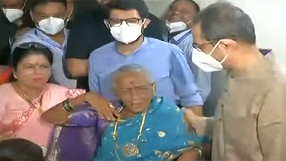 cm uddhav thackeray and family visited to 80 years old shiv sainik ...