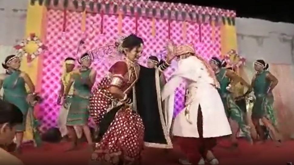 Bhandara : Dance of bride and groom on traditional folk dance goes viral