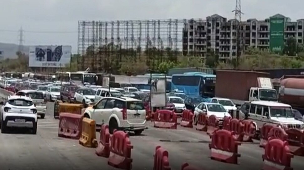 Traffic jam on Mumbai-Pune Expressway, queues of vehicles at Khalapur ...