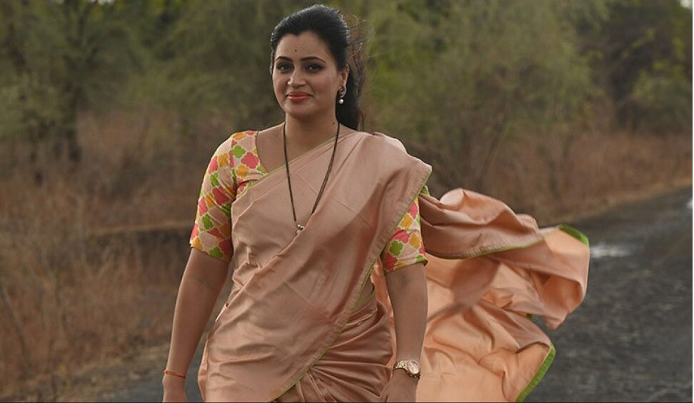 Milk anointing on Navneet Rana after Reach to Amravati