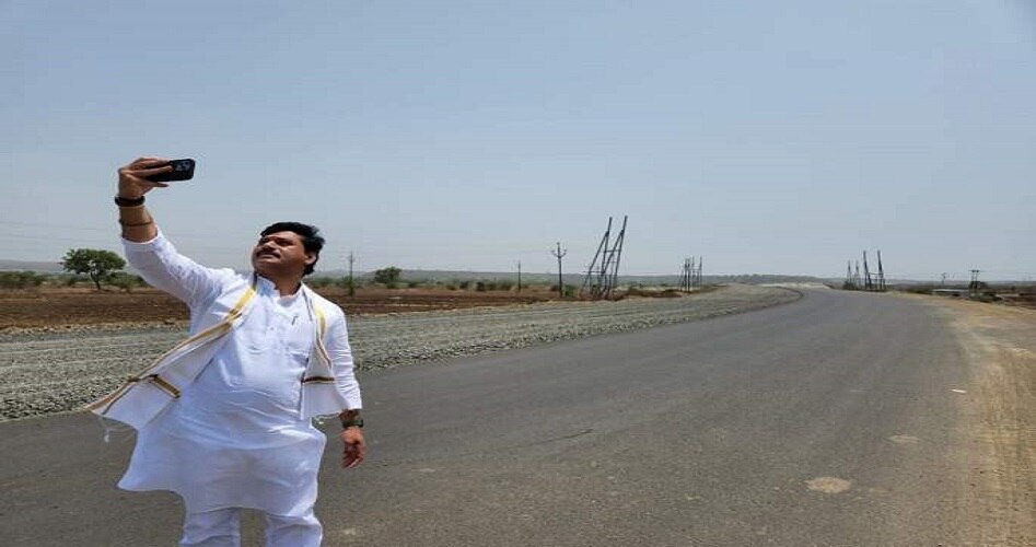 Minister Dhananjay Munde's Selfie with Road Parli city bypass work ...