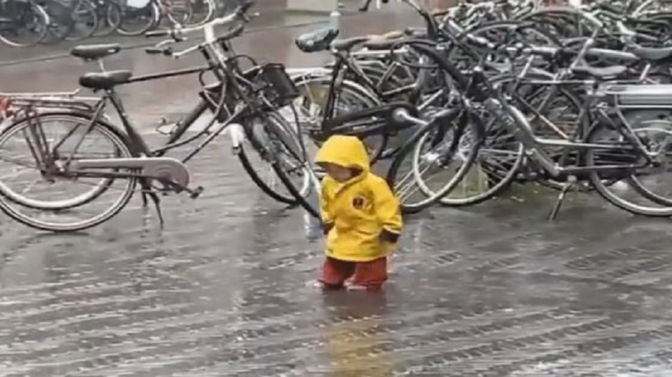 Child Enjoy of the first rain viral video