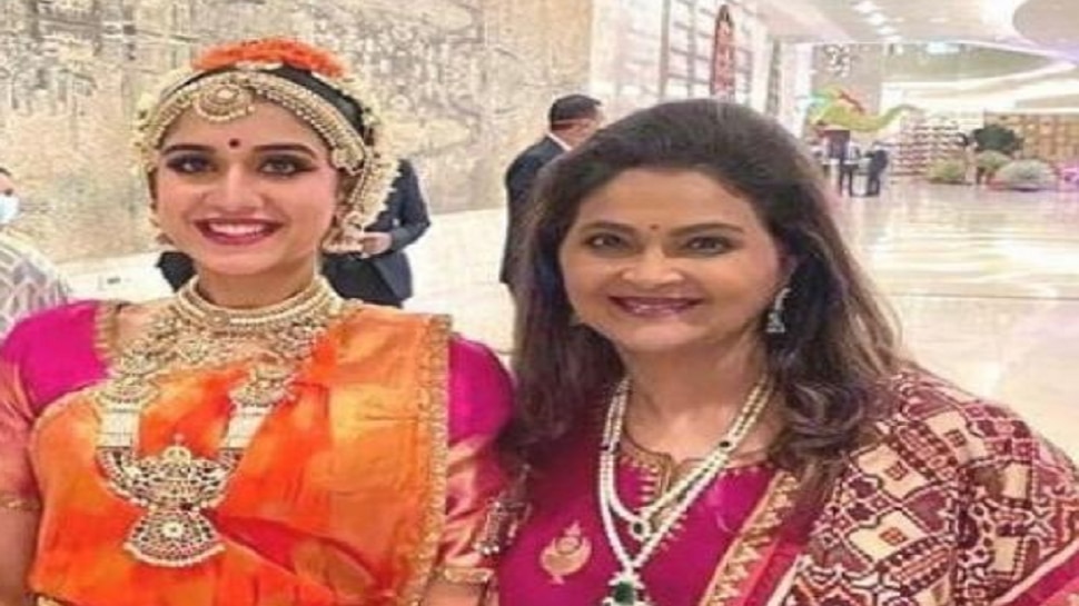 sister Dipti Salgaoncar clicked picture with mukesh ambanis daughter in ...