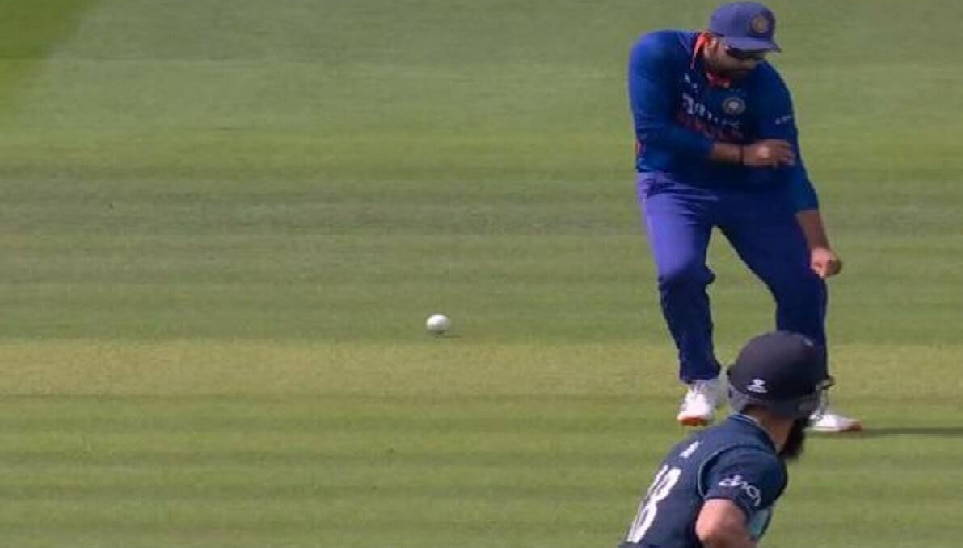 Rohit sharma shoulder got dislocated he himself relocated his shoulder