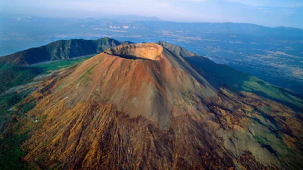 man fall down in volcano while taking selfie but then what happened you ...