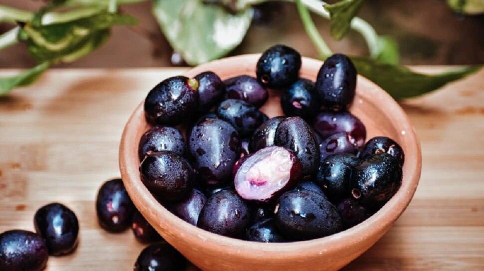 never eat black plum with these food know jamun side effect every one ...