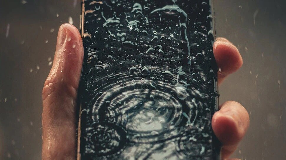 Mobile Gets Wet In The Rain No Tension Follow These Steps and Keep Your ...